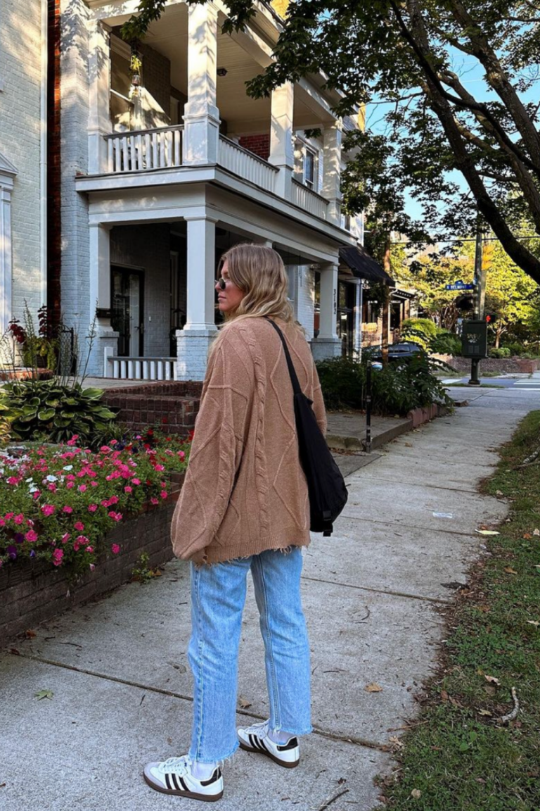 18 Cutest Sweater And Jeans Outfits To Cozy Up In Style