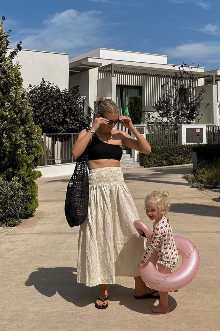 33 Summer Outfits For Moms That Are Straight-up MomGoals!