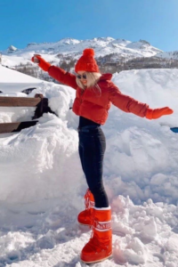 33 Cozy Cute Skiing Outfits For Women That Are Certified Snowstoppers